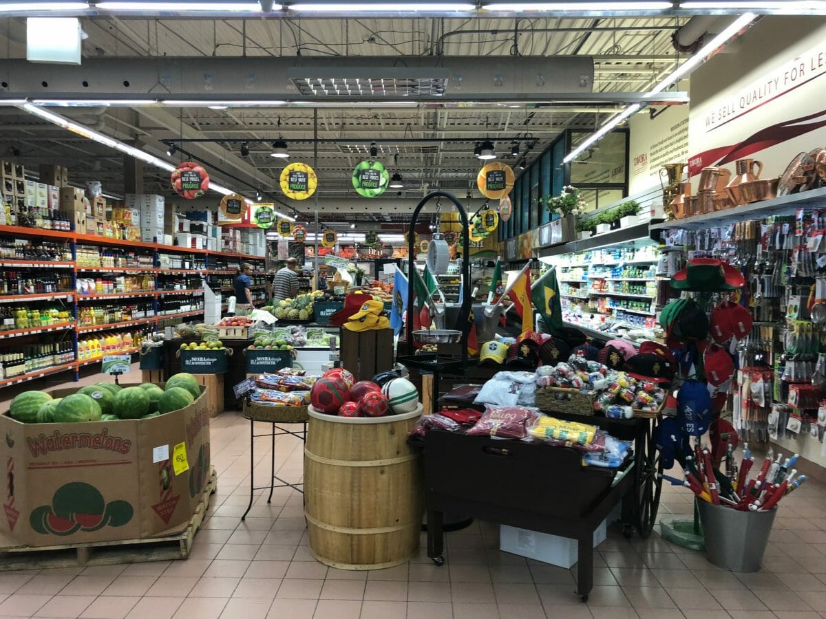 Fazendo compras de gostosuras brasileiras no mercado Távora de Toronto ...